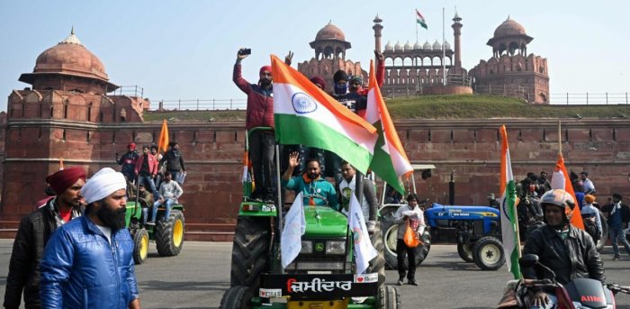 Protesting agitating farmers reach Red Fort on tractors, hoist flag ...
