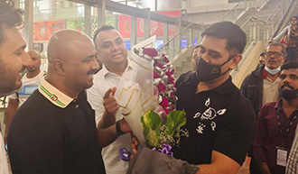 M S Dhoni gets a cordial reception at Mangaluru Airport | coastaldigest ...